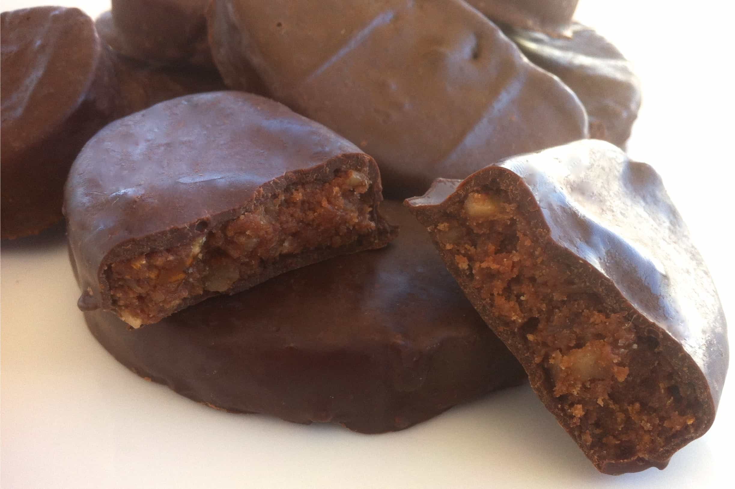 Kariokes (Walnut-filled Chocolate Crescents) - My Greek Dish