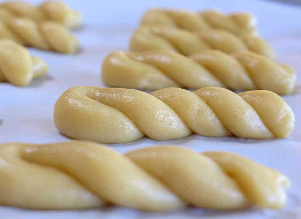 Koulourakia recipe (Greek Easter cookies) - My Greek Dish